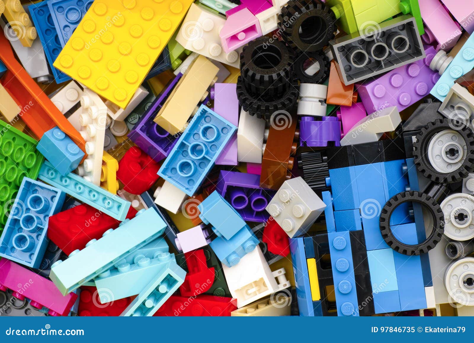 Blocs, Briques Et Pneus Multicolores De Lego Image éditorial - Image du ...