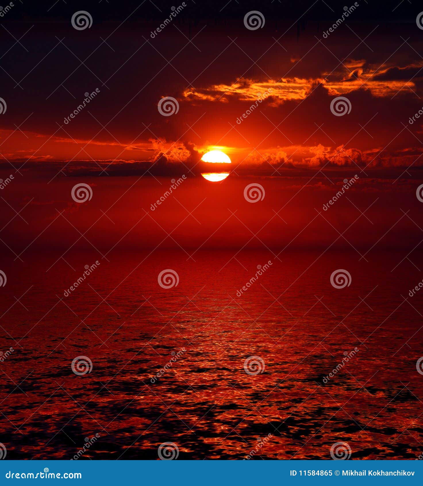 Bloedige Zonsopgang Over Overzees Stock Afbeelding - Image of nacht ...