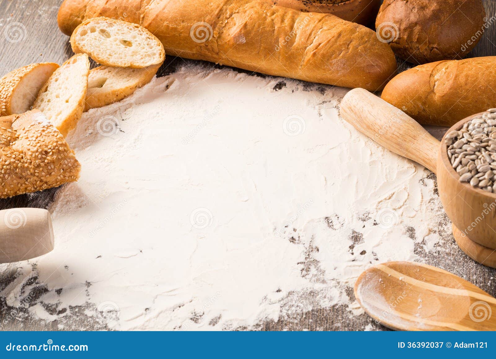 Bloem en wit brood stock afbeelding. Image of voedsel - 36392037