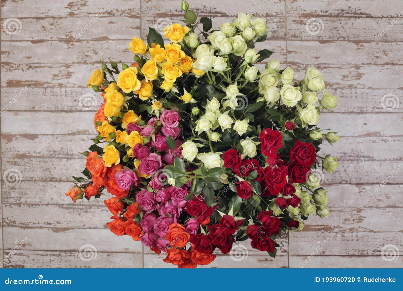 Bloembouquet Achtergrond. Gele En Rode Rozen Stock Foto - Image of ...