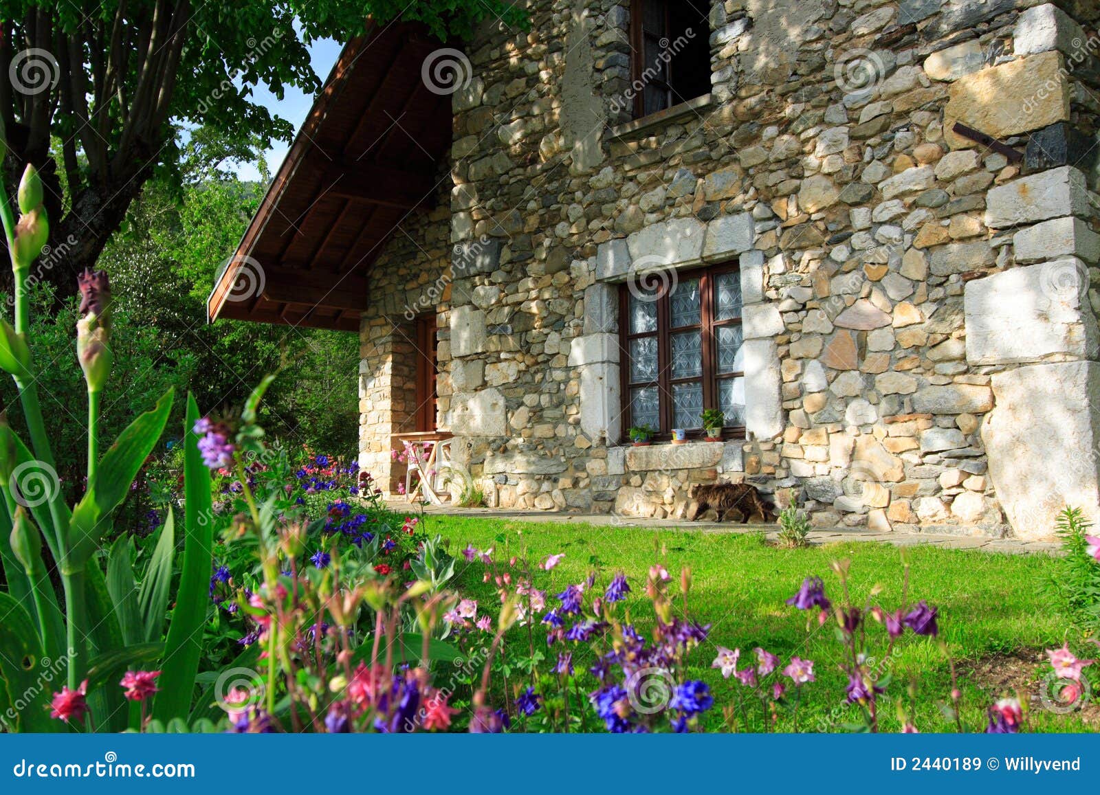 Bloemen en oud huis stock afbeelding. Image of tuin, tuinieren - 2440189