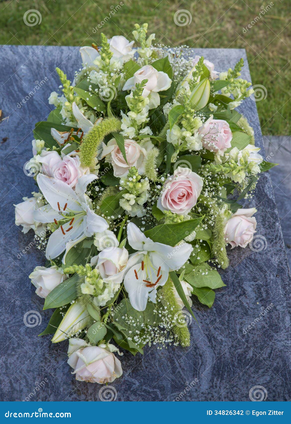 Bloemen op een graf stock foto. Image of grafsteen, symbolisch - 34826342