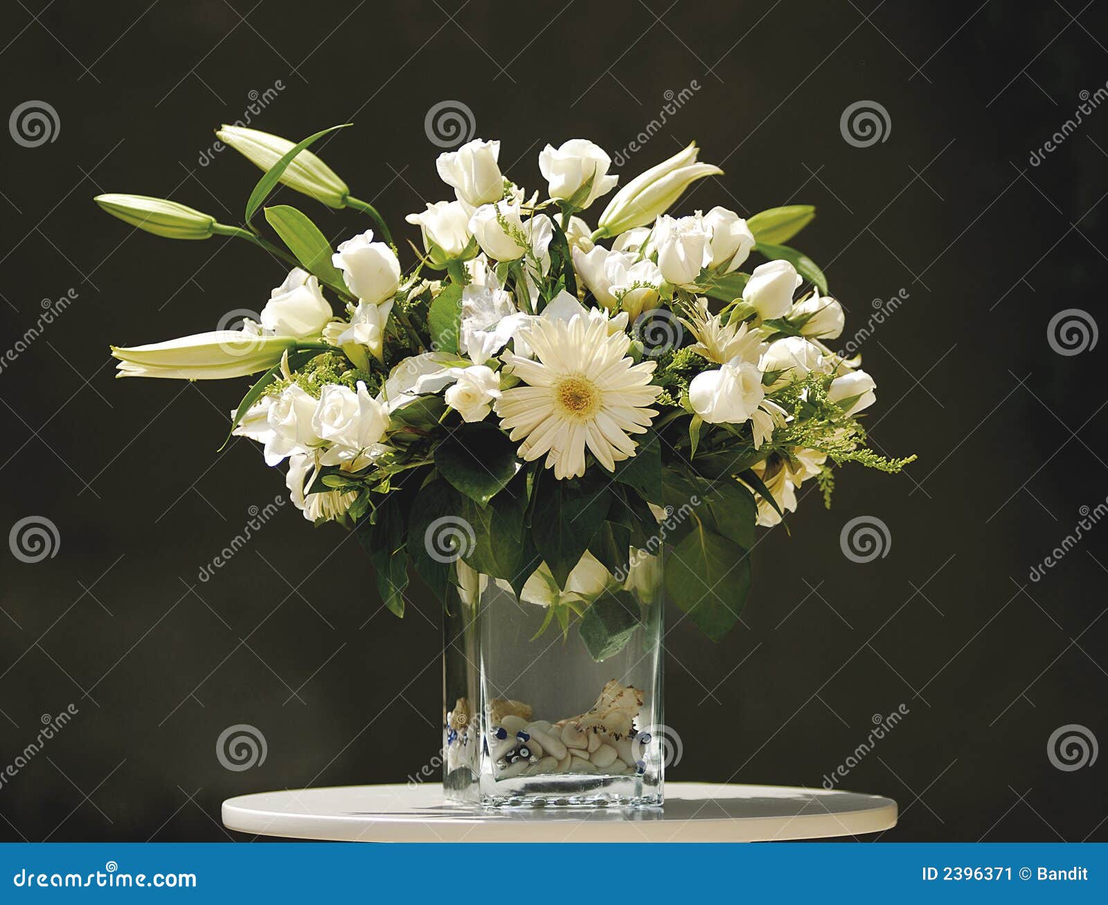 Bloemen in Vaas stock afbeelding. Image of lelies, ontruim - 2396371
