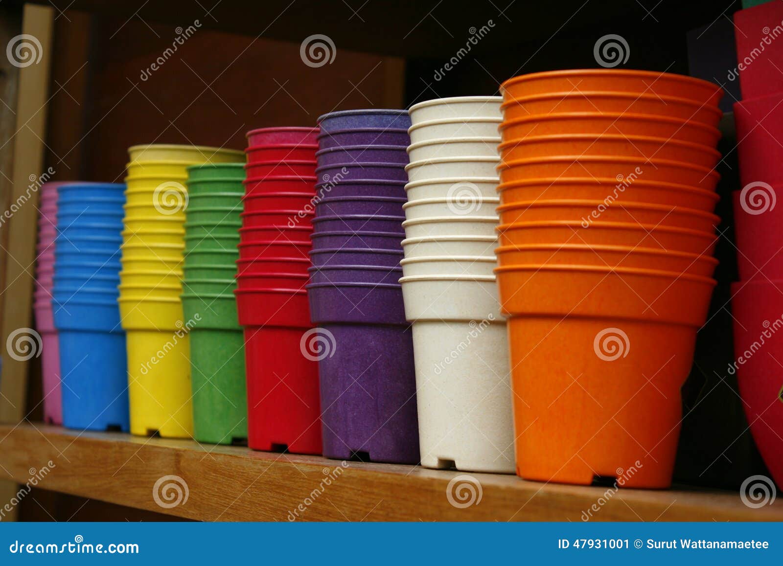 Bloempotten - Plastic Bloempotten Stock Afbeelding - Image of tuinieren ...