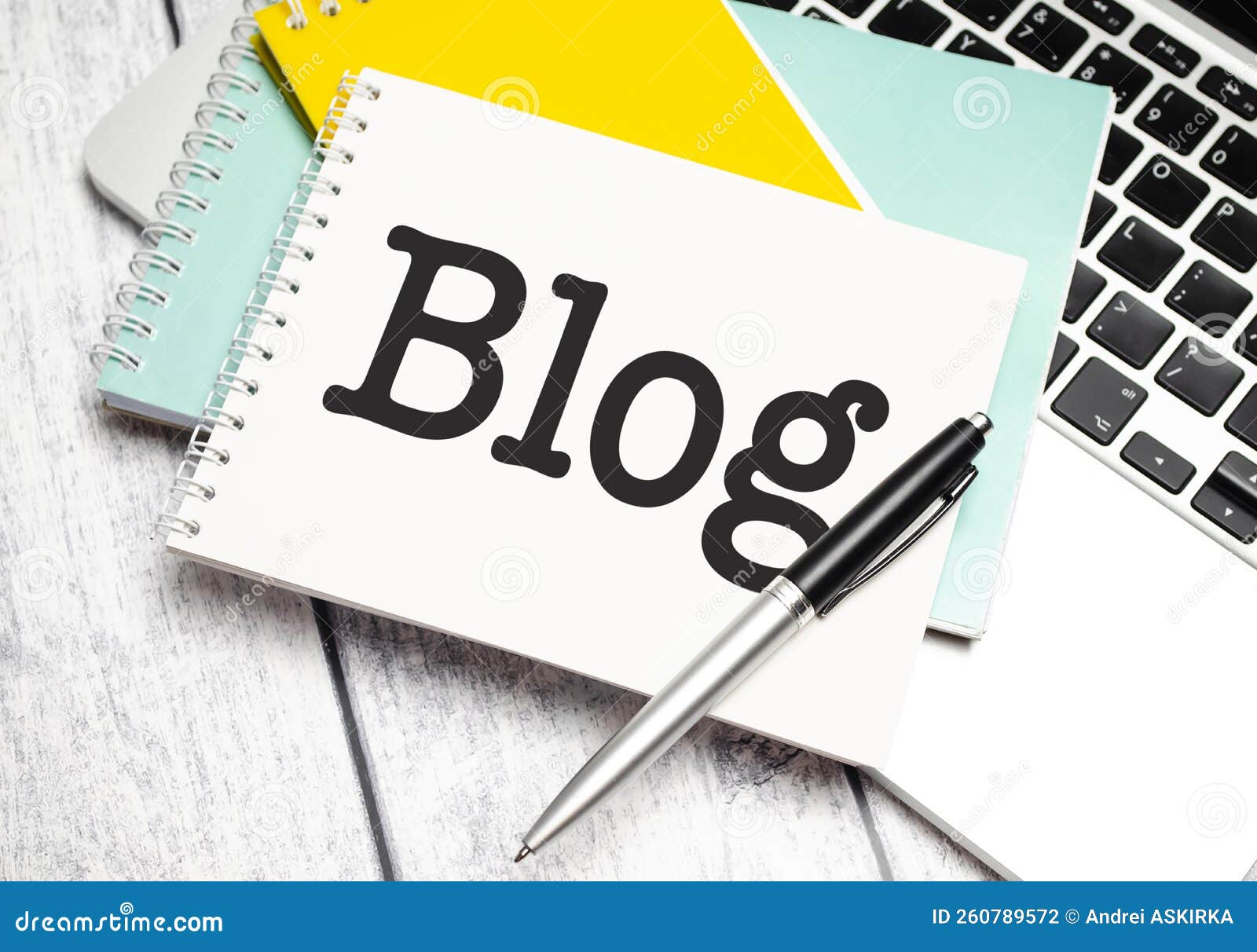 Blog De Palavras No Bloco De Notas Com Caneta E Laptop Foto de Stock ...