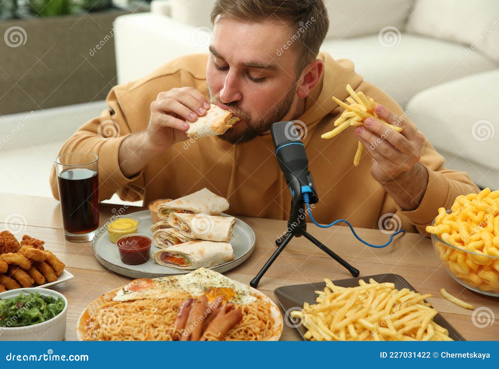 Blogueiro Alimentar Comendo Perto Do Microfone Na Mesa. Vlog Mukbang ...