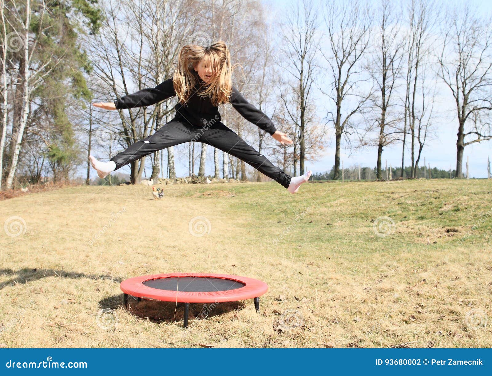 Blond Meisje Die Op Trampoline Springen Stock Foto - Image of ...