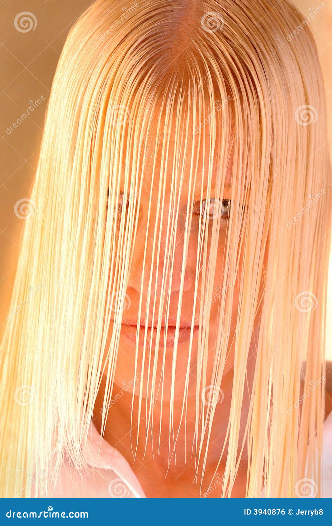 Blond mit dem nassen Haar stockfoto. Bild von jung, unverständlich ...