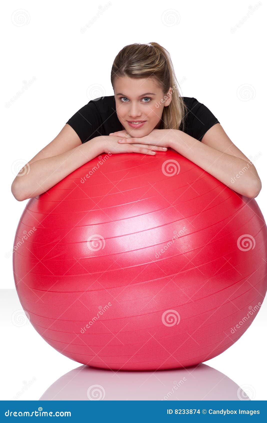 Blond Model Met Grote Rode Bal Stock Foto - Image of saldo, oefening ...