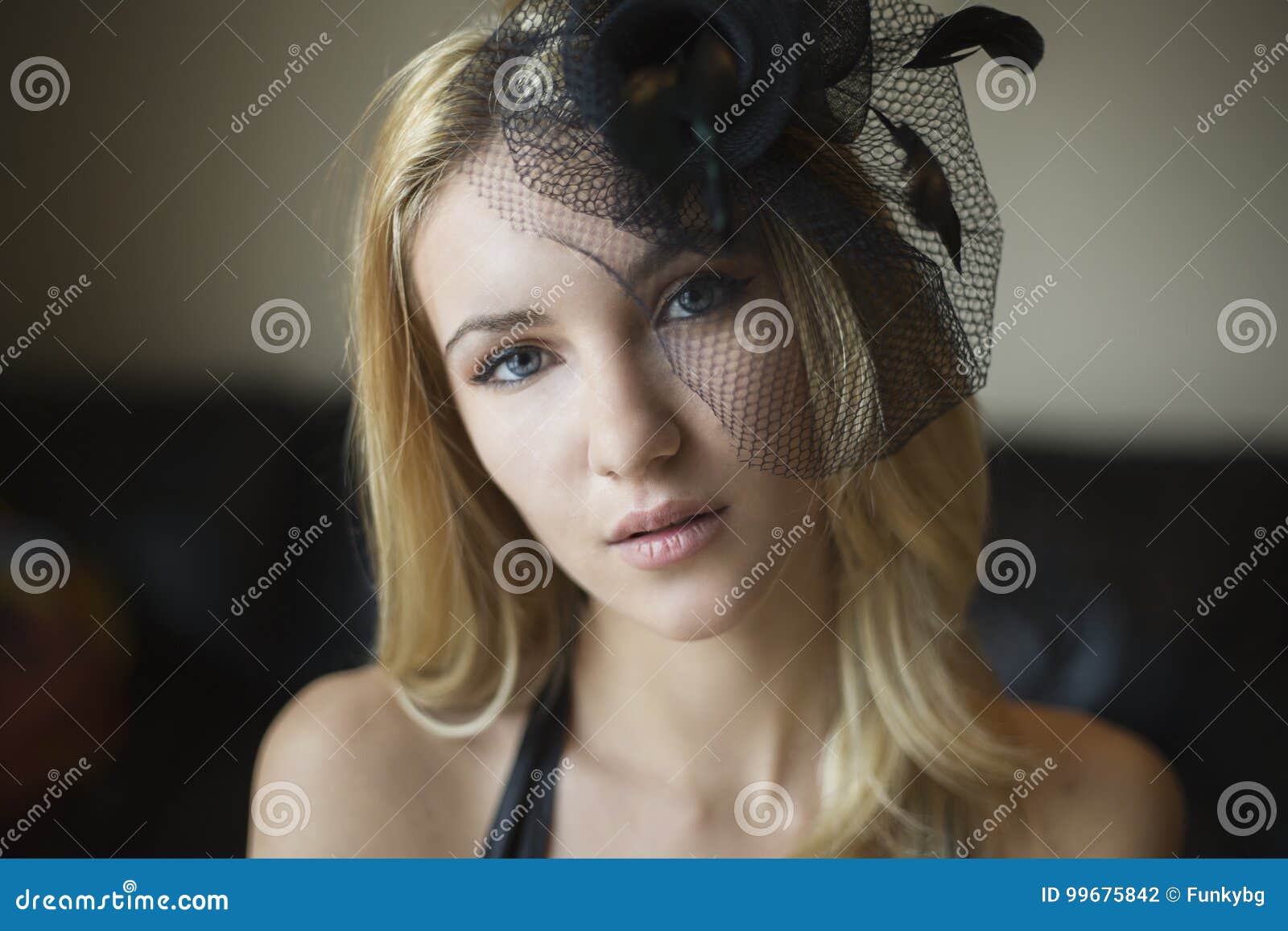 Blond Sexig Kvinna Arkivfoto Bild Av Perfekt Uttryck 99675842