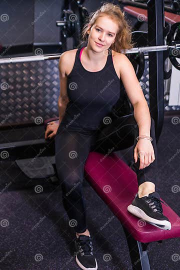 Blonde Bodybuilder Woman Is Sitting In The Gym On The Bench Stock Image