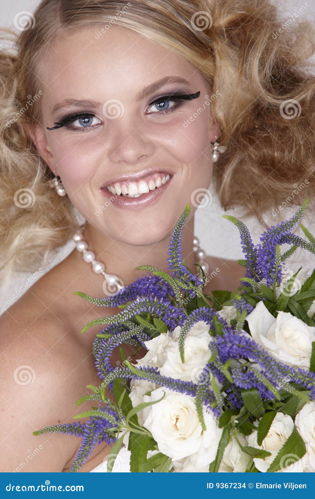 Blonde Bruid Met Dikke Zwepen Stock Foto - Image of juwelen, elegant ...