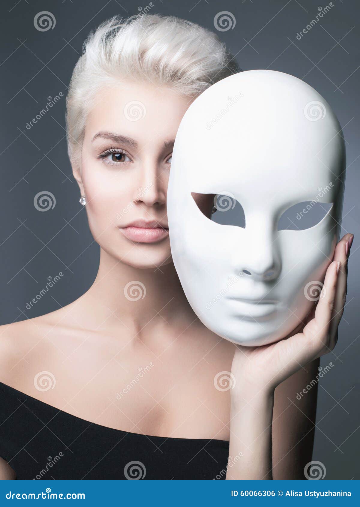 Blonde Dame mit Maske stockfoto. Bild von fall, verkleidung - 60066306