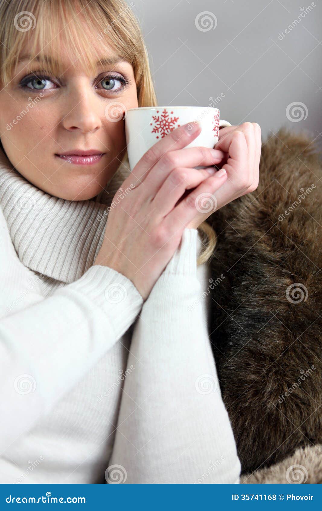 Blonde Frau Gesessen Auf Sofa Stockfoto - Bild von haupt, lustig: 35741168