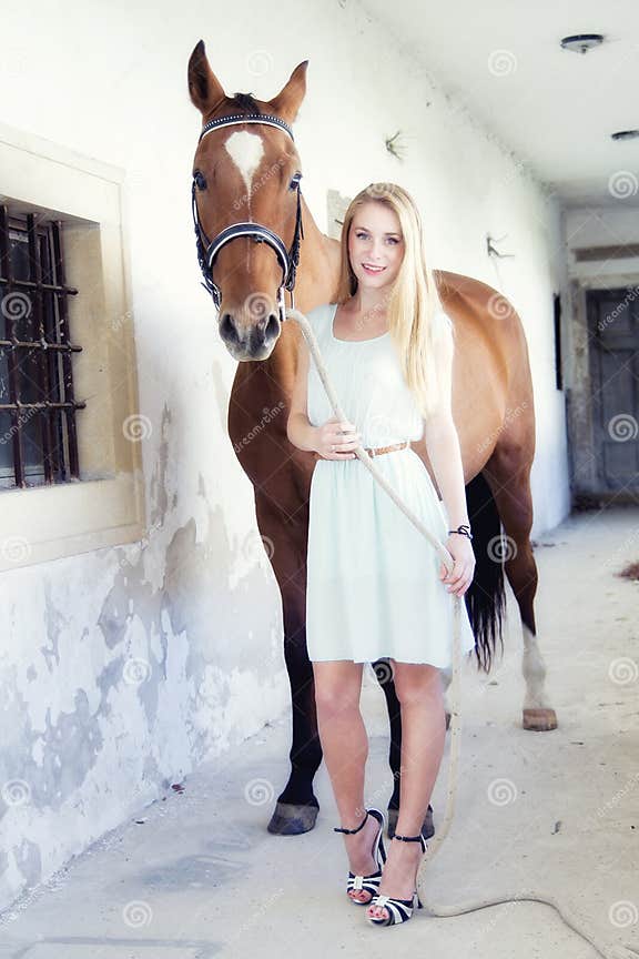 Blonde Frau mit Pferd stockbild. Bild von zauber, kaukasisch - 68213911 Blonde Frau mit Pferd stockbild. Bild von zauber, kaukasisch - 68213911