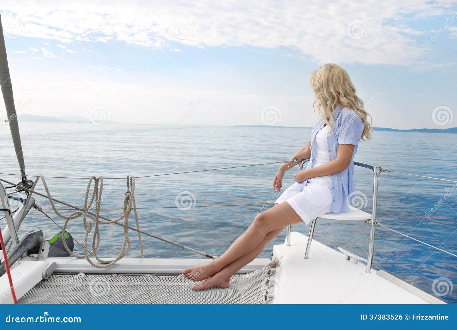 Blonde Mooie Jonge Vrouw Op Varende Boot. Stock Foto - Image of lang ...