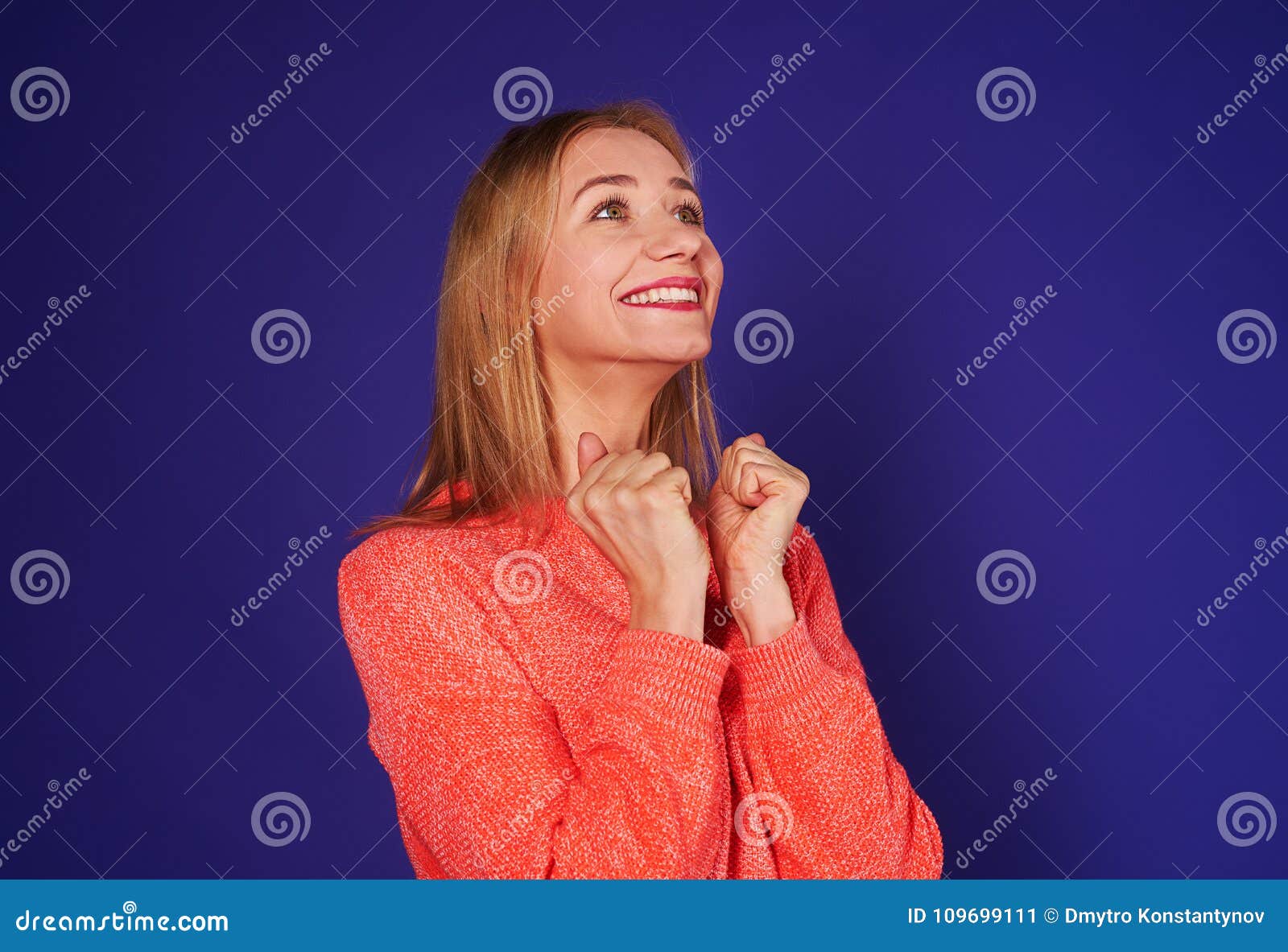 Blonde Smiley wensend iets stock afbeelding. Image of meisje - 109699111