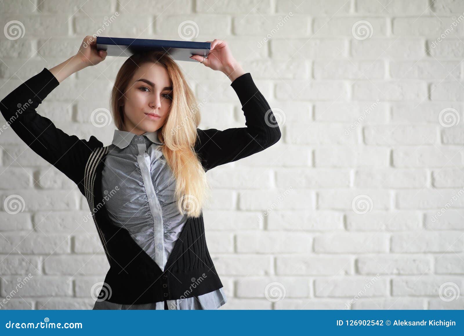 Blonde Studentin Der Junge Recht Stockfoto - Bild von leuchte ...