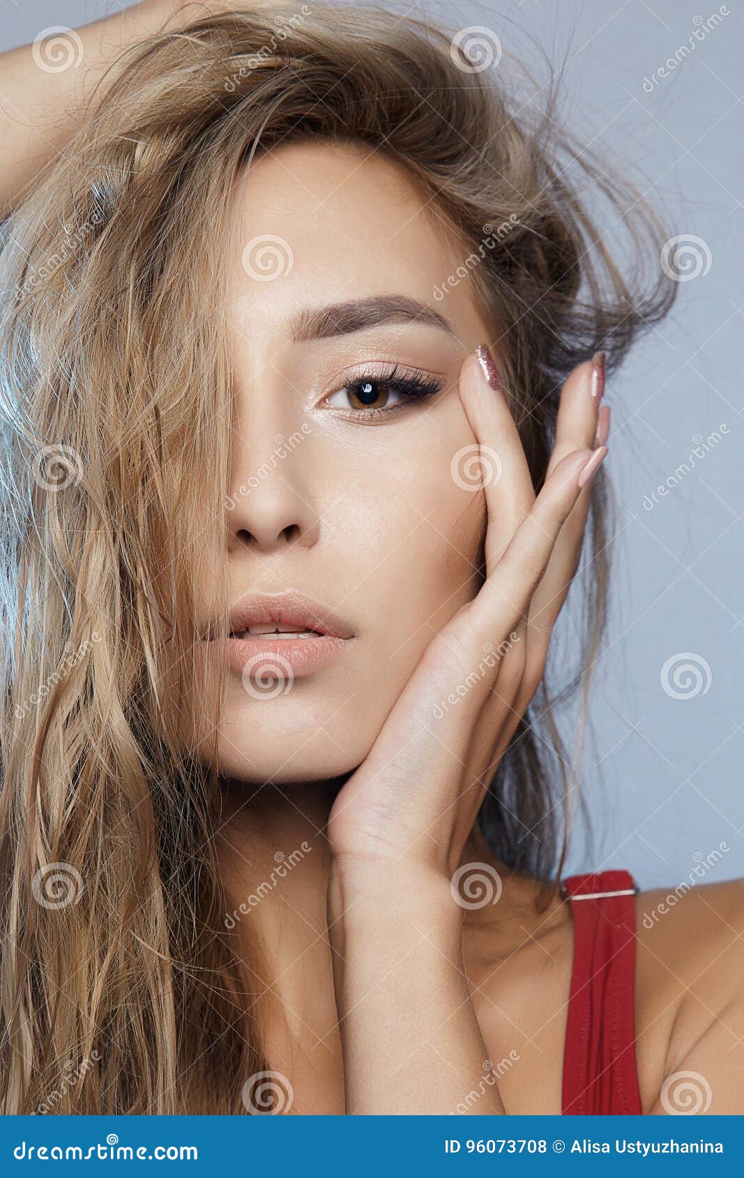 Blonde vrouw met nat haar stock foto. Image of erotisch - 96073708