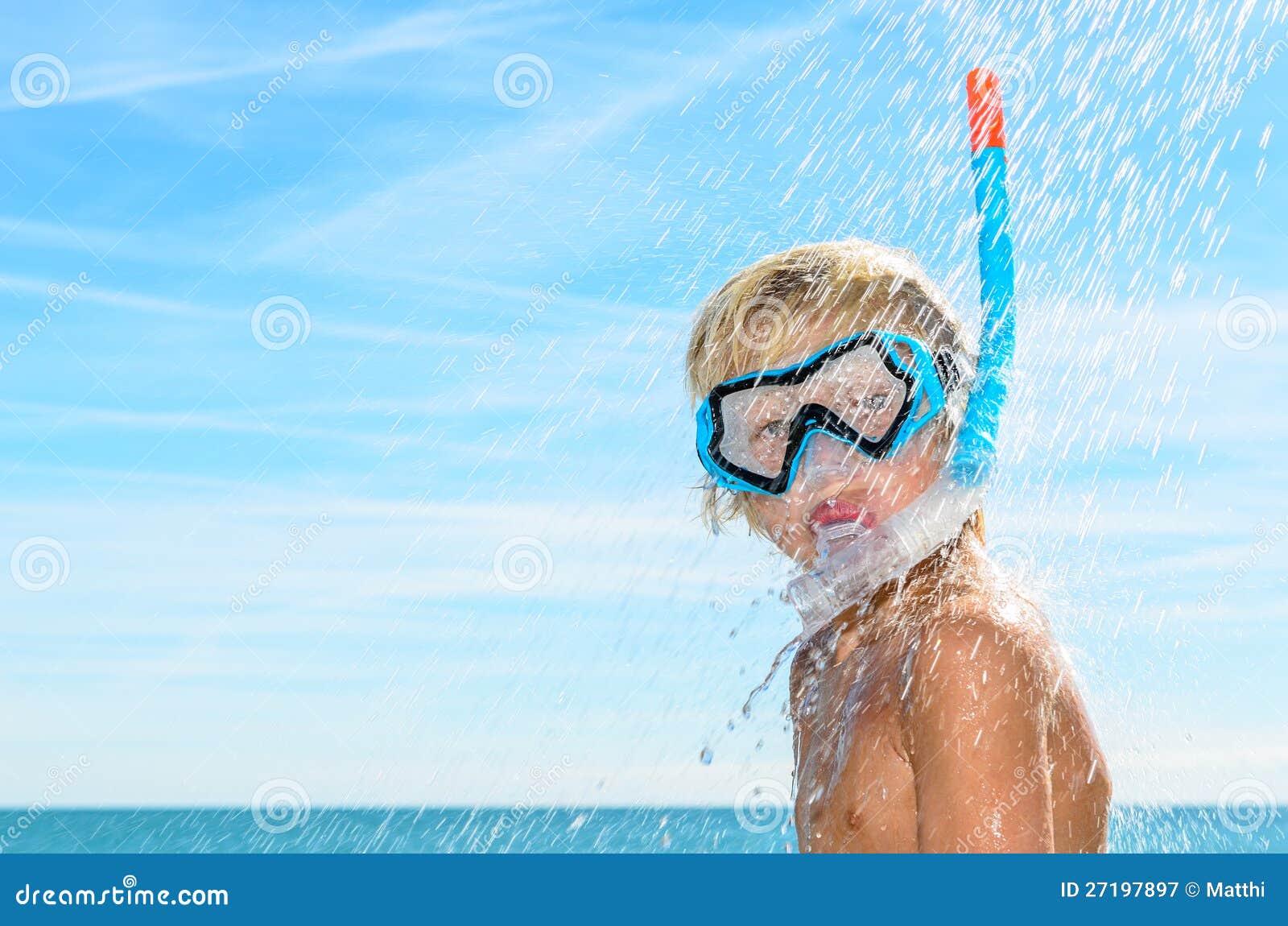 Blonder Junge, Der Dusche am Strand Nimmt Stockbild - Bild von ...