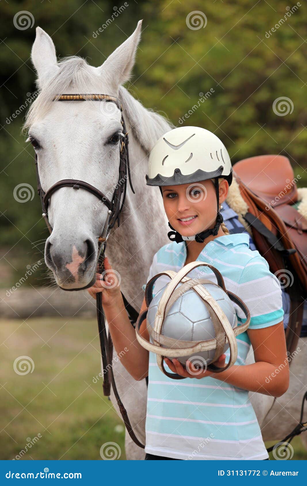 Blondes Mädchen mit Pferd stockfoto. Bild von aktiv, rennbahnen - 31131772