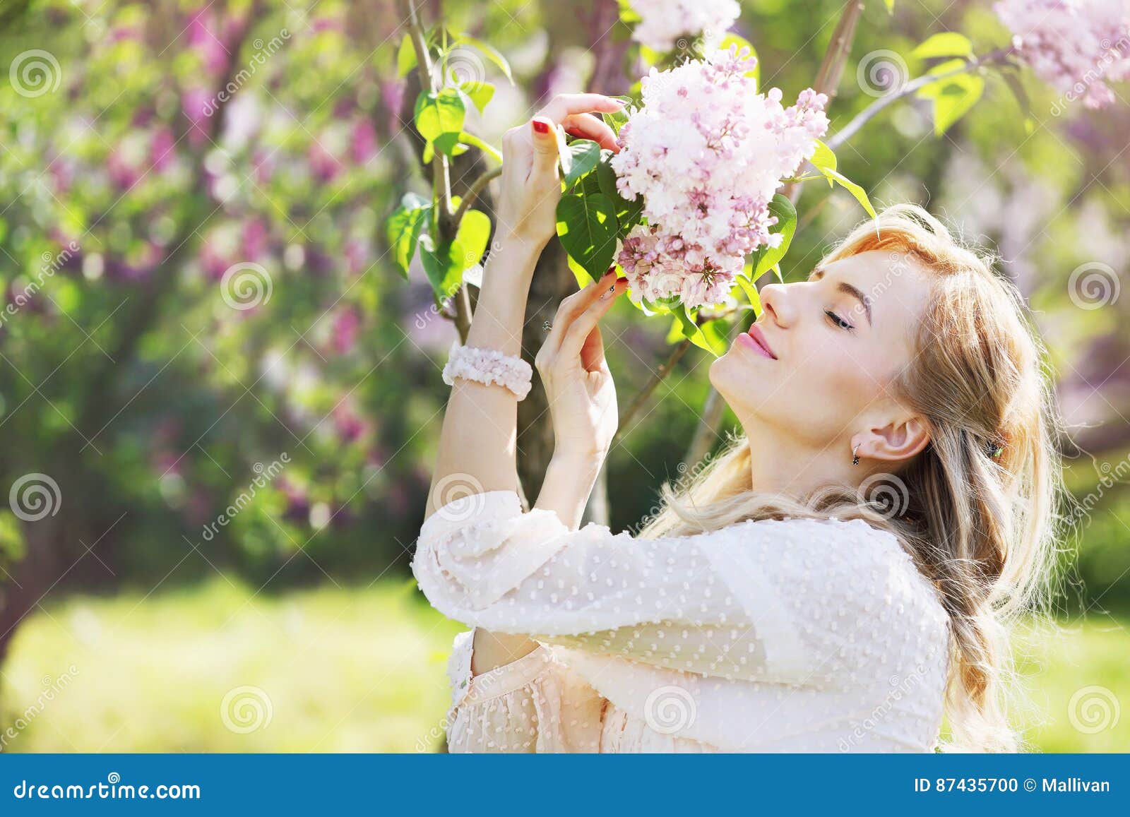 Blondevrouw Die Een Sering Ruiken Stock Foto - Image of haar, buiten ...