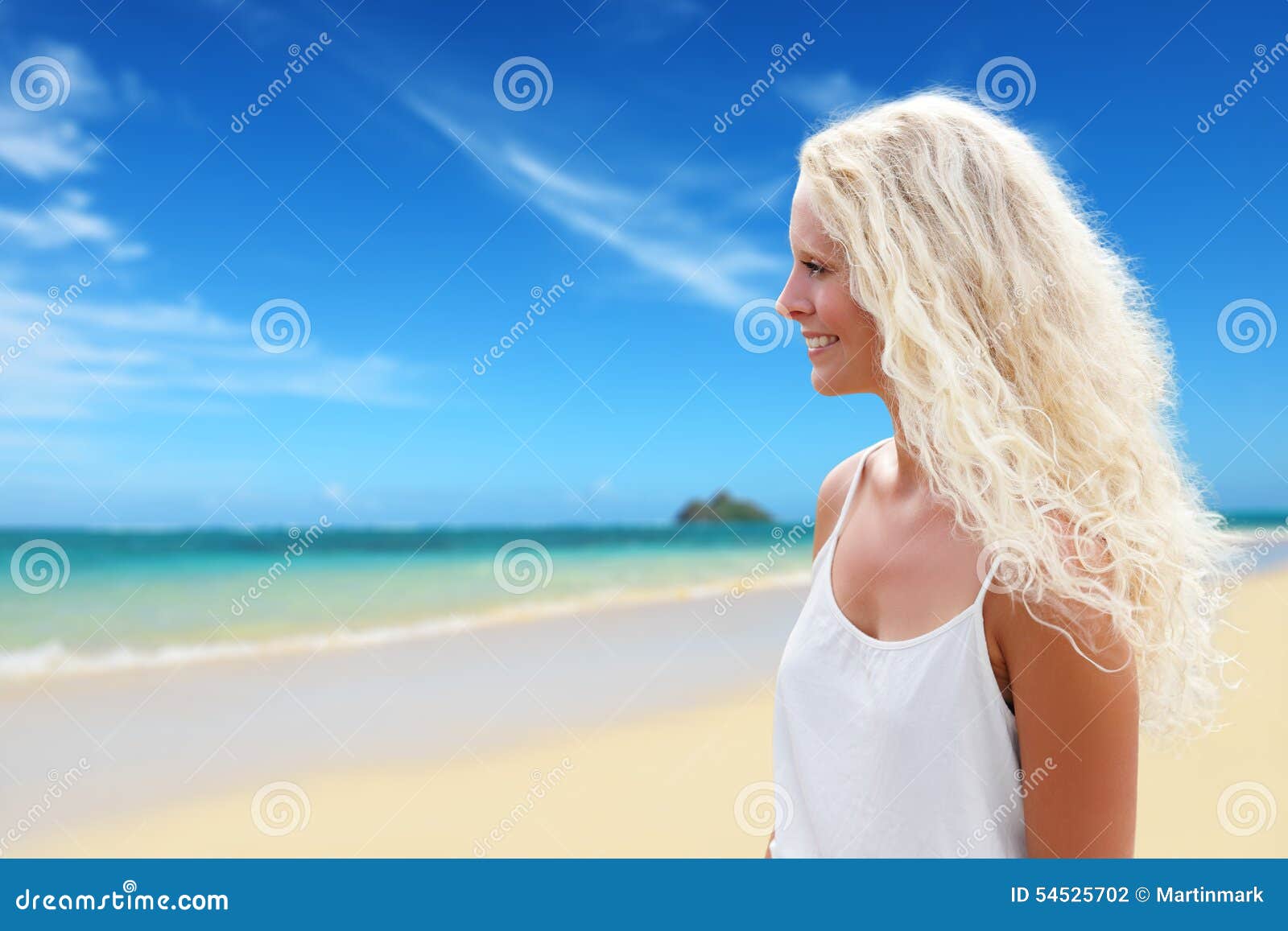 Blondevrouw Met Lang Krullend Blond Haar Op Strand Stock Foto - Image ...