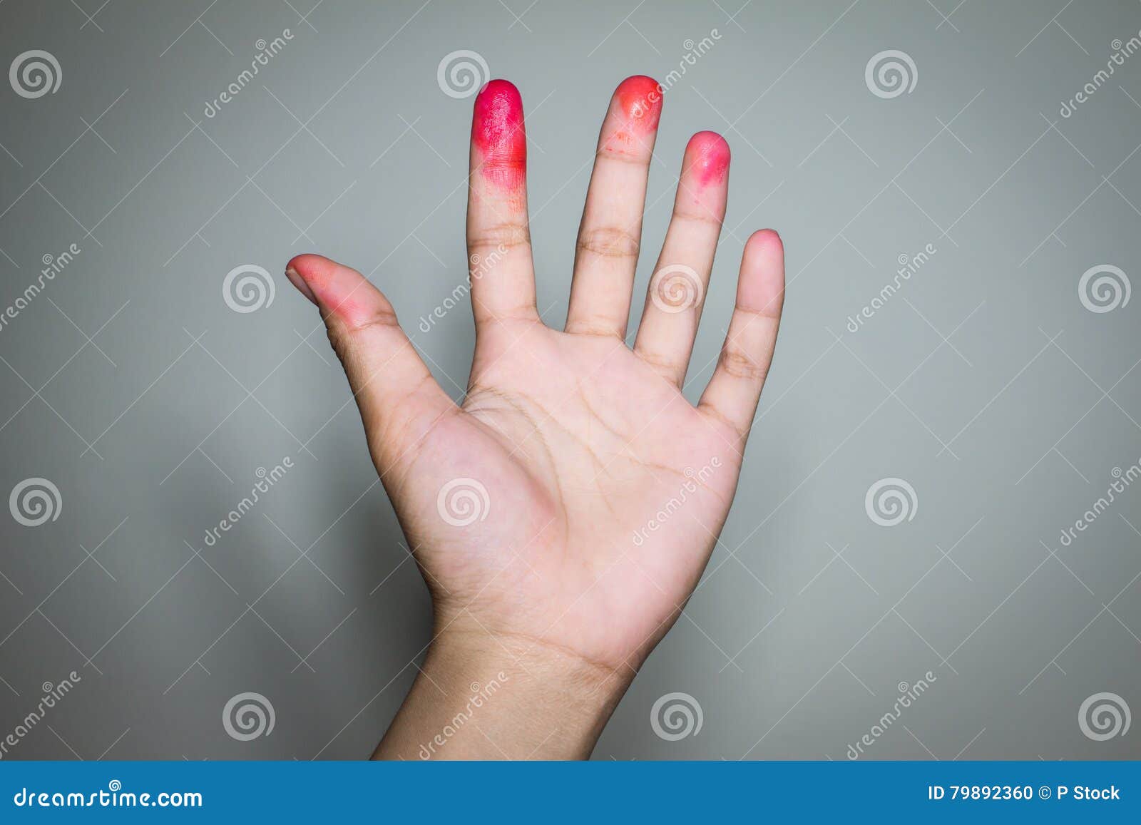 Bloody en los fingeres foto de archivo. Imagen de halloween - 79892360