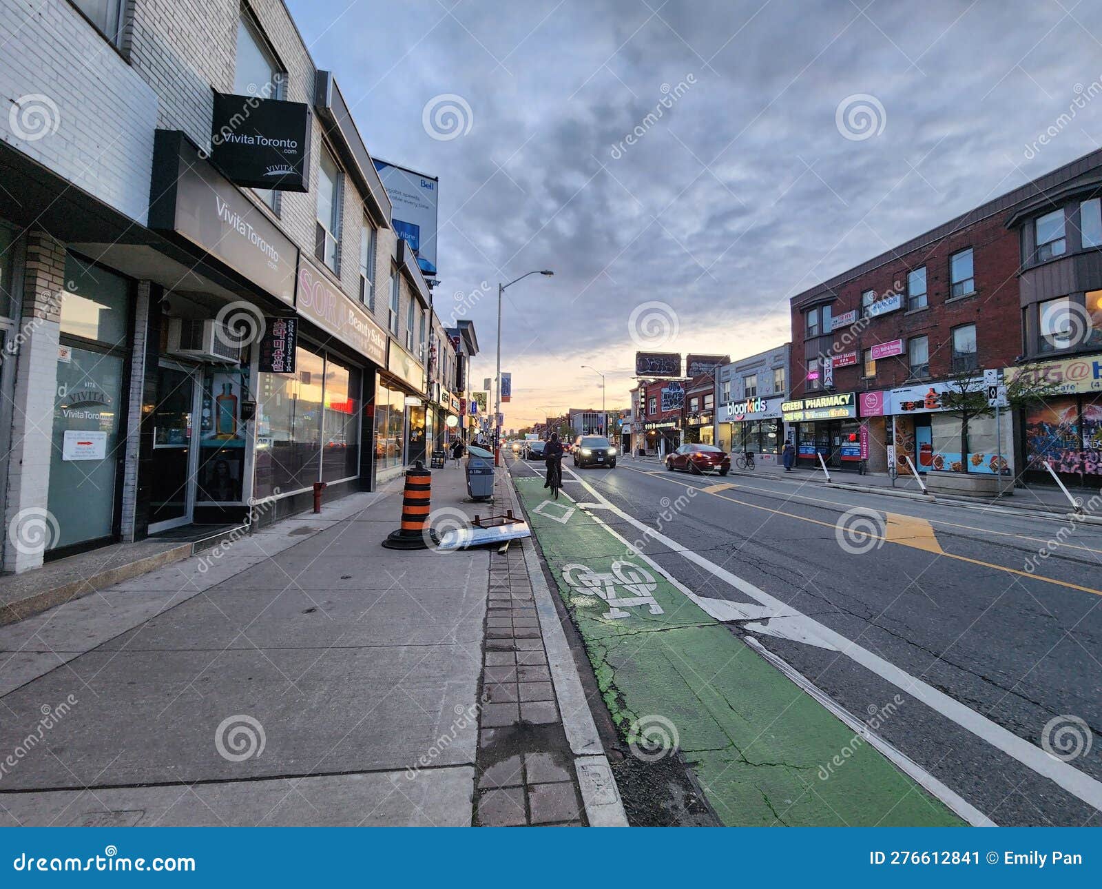 Bloor Street Toronto editorial photo. Image of pedestrian - 276612841
