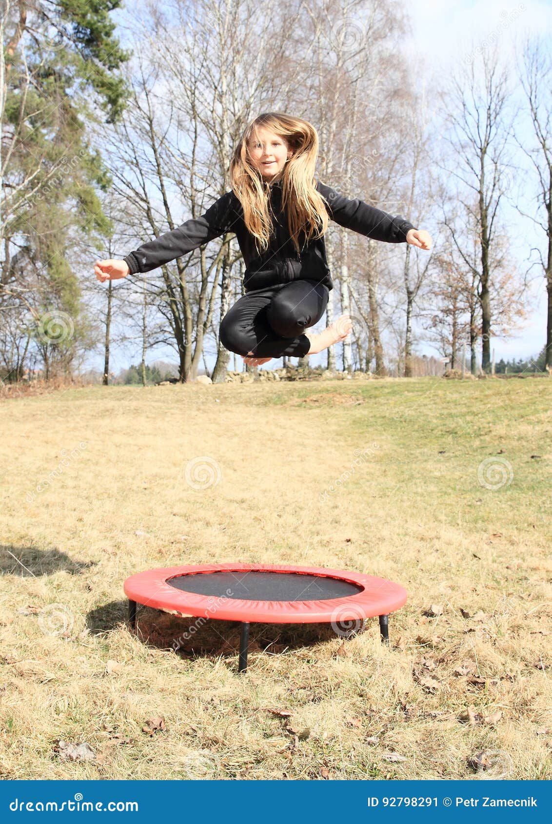Blootvoets Blond Meisje Die Op Trampoline Springen Stock Afbeelding ...