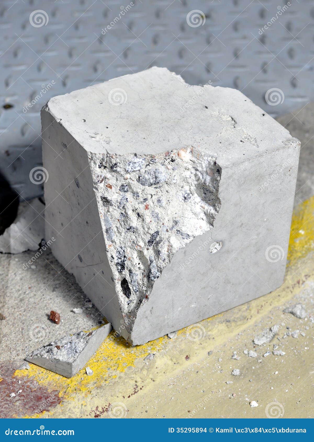 Bloque De Cemento Destruido Foto de archivo - Imagen de funcionamiento ...