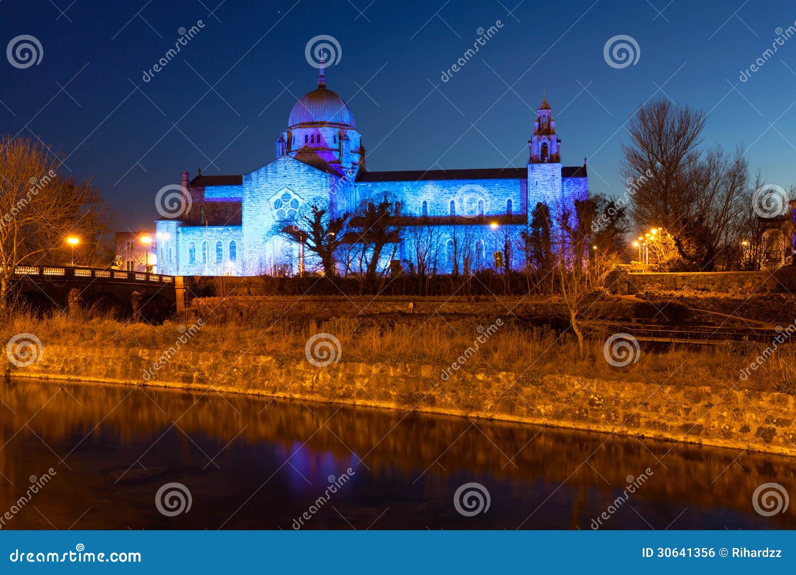 Blu Acceso Cattedrale Di Galway Fotografia Stock - Immagine di luci ...