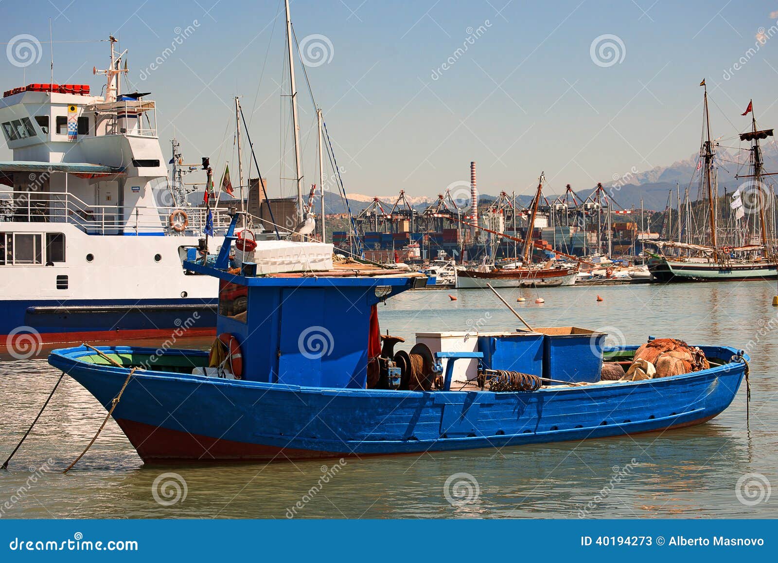 Blu e peschereccio rosso immagine stock. Immagine di attracco - 40194273