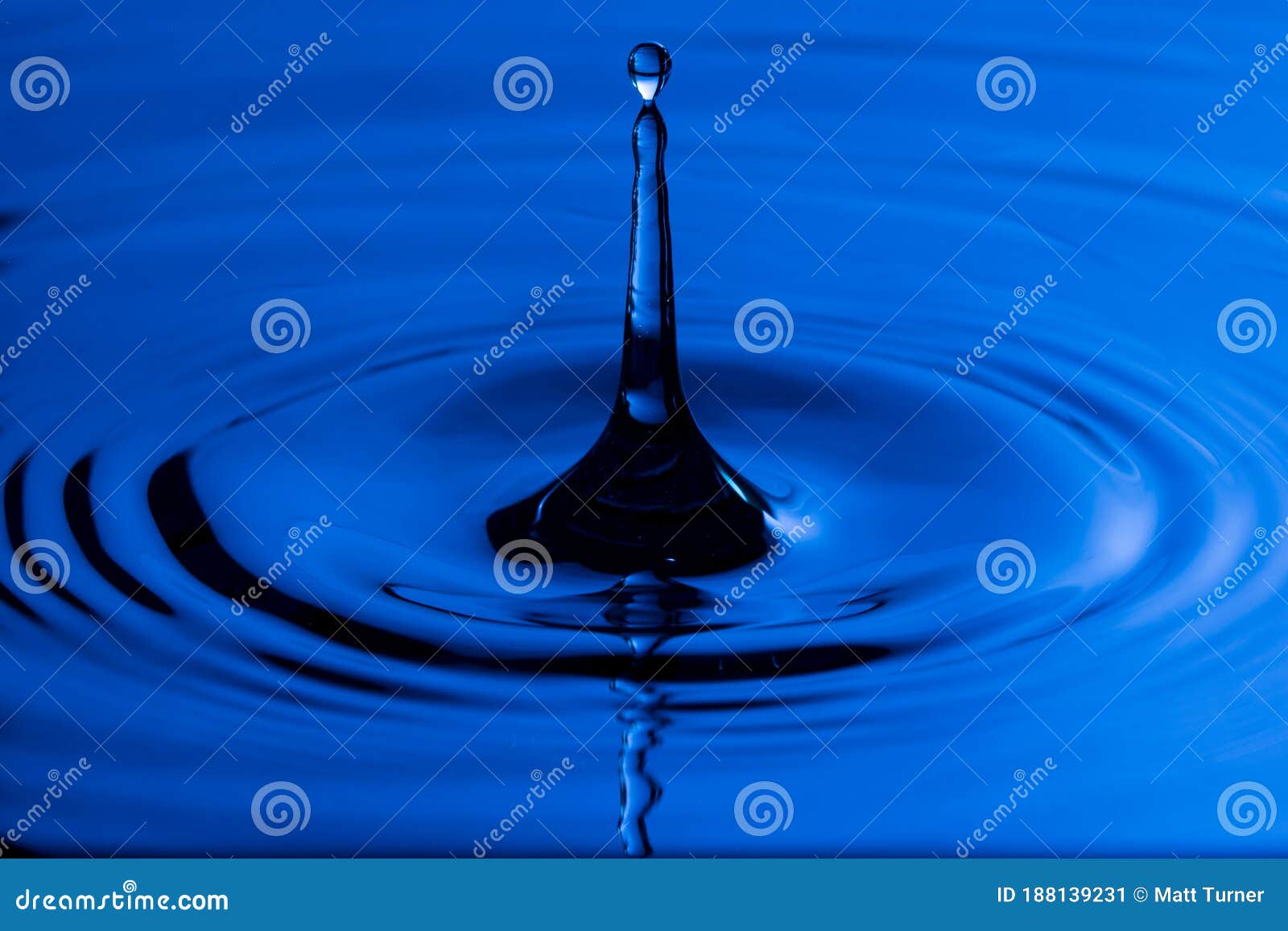 Perfect Water Drop Splashing into Smooth Water Causing Ripples Stock ...
