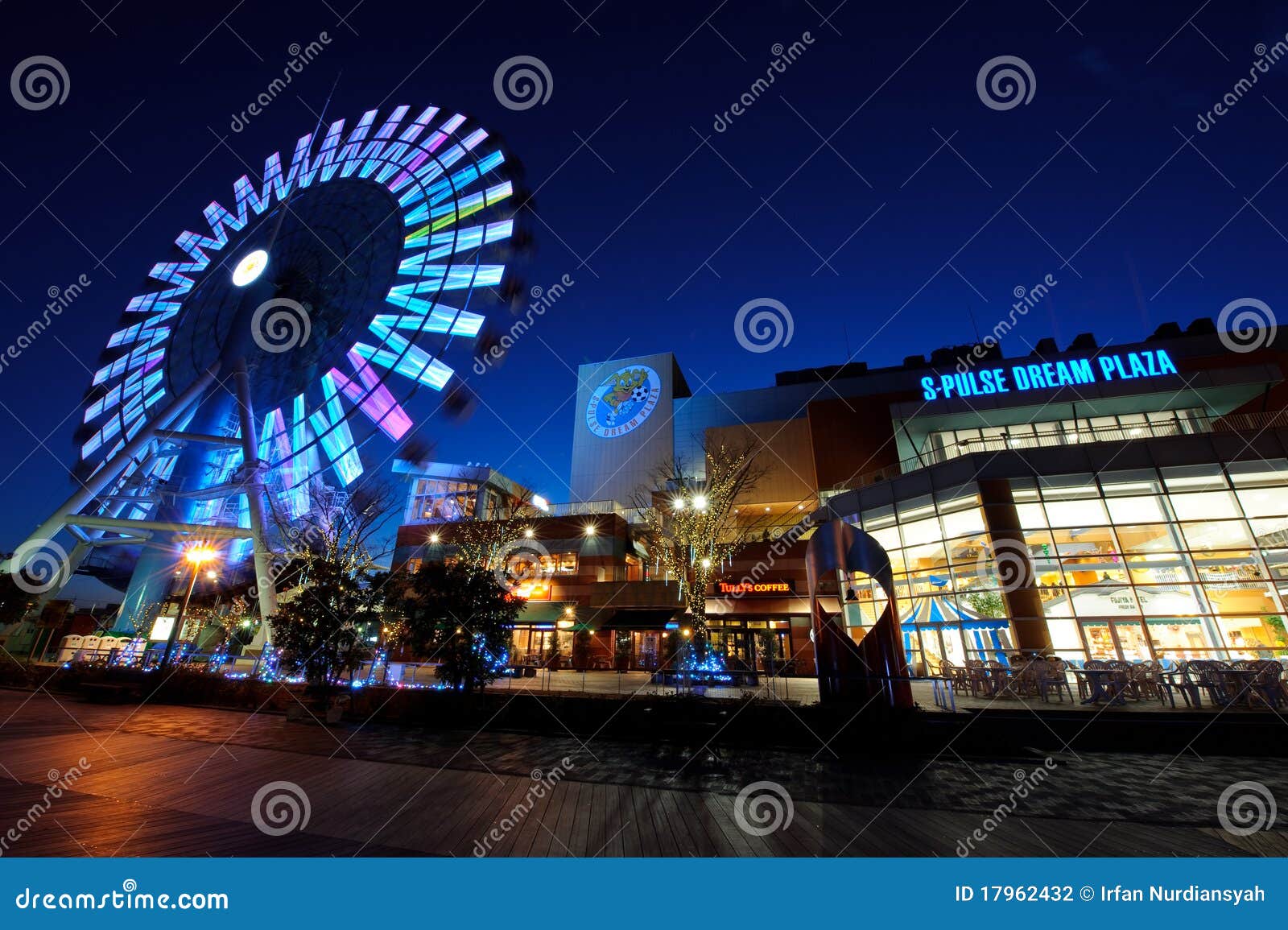Blue Ferris Wheel editorial photography. Image of plaza - 17962432