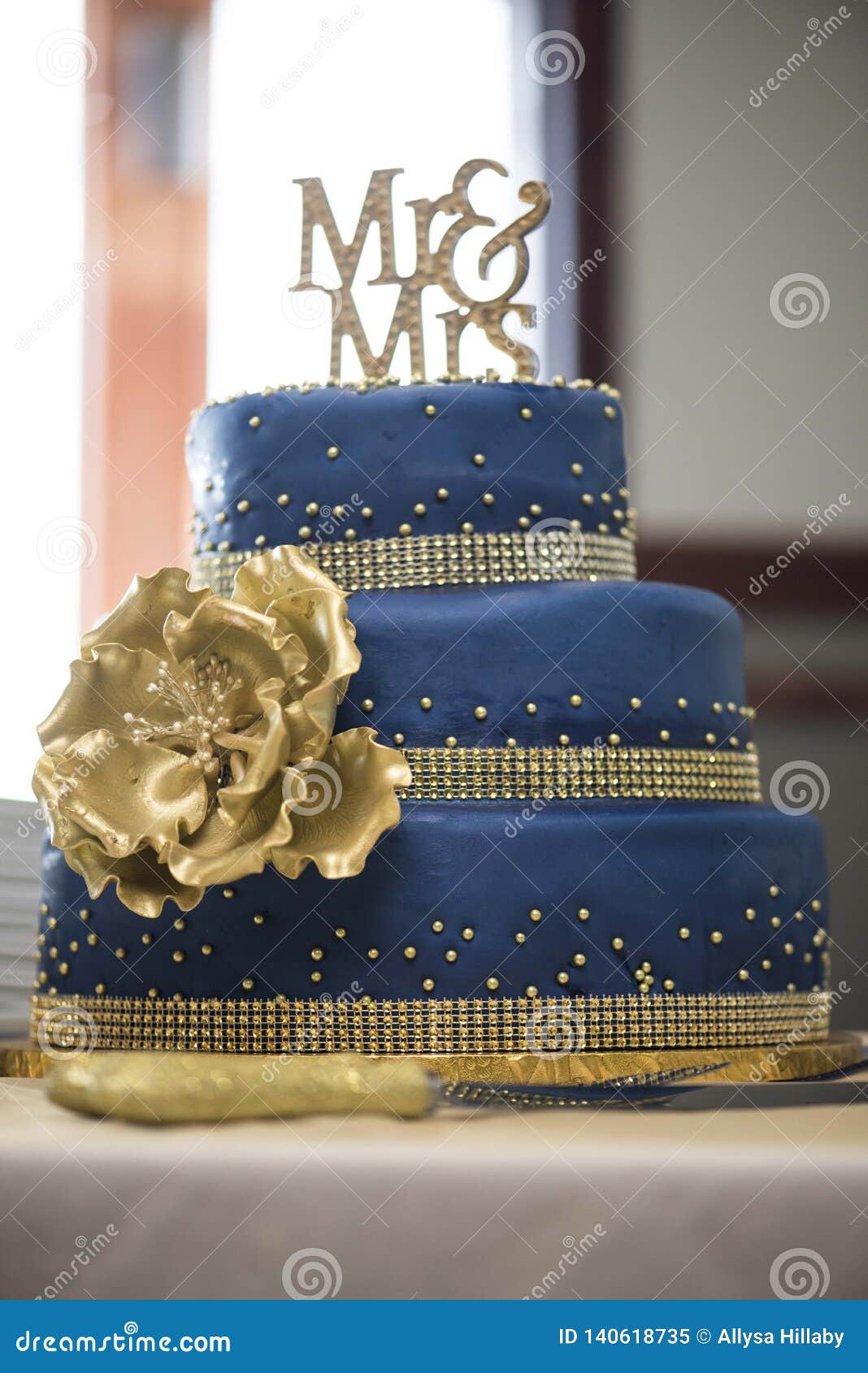 Blue and gold cake stock image. Image of luxury, sweettooth - 140618735