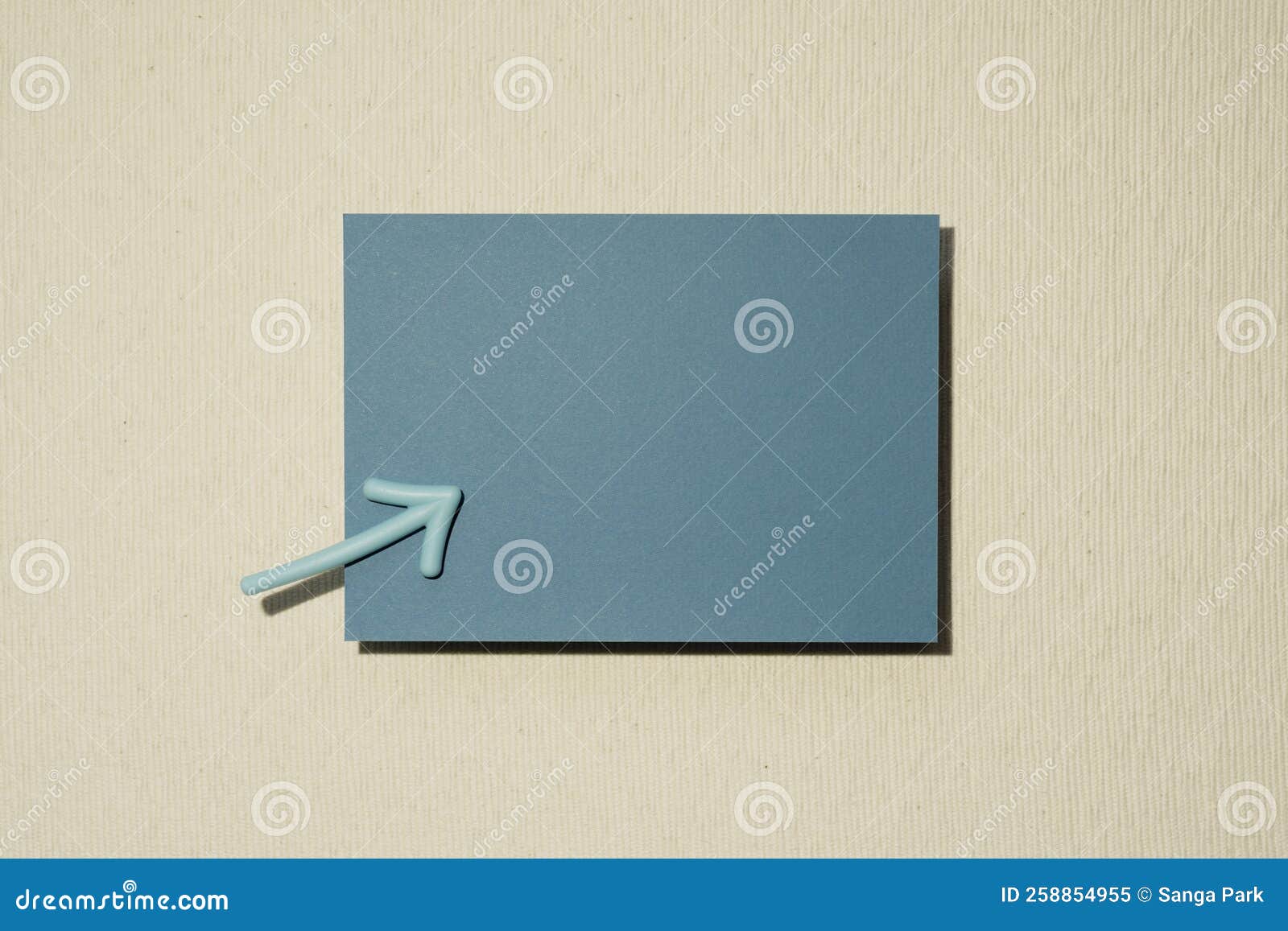 Blue Memo Pad and Arrow on Beige Background. Top View, Copy Space Stock ...
