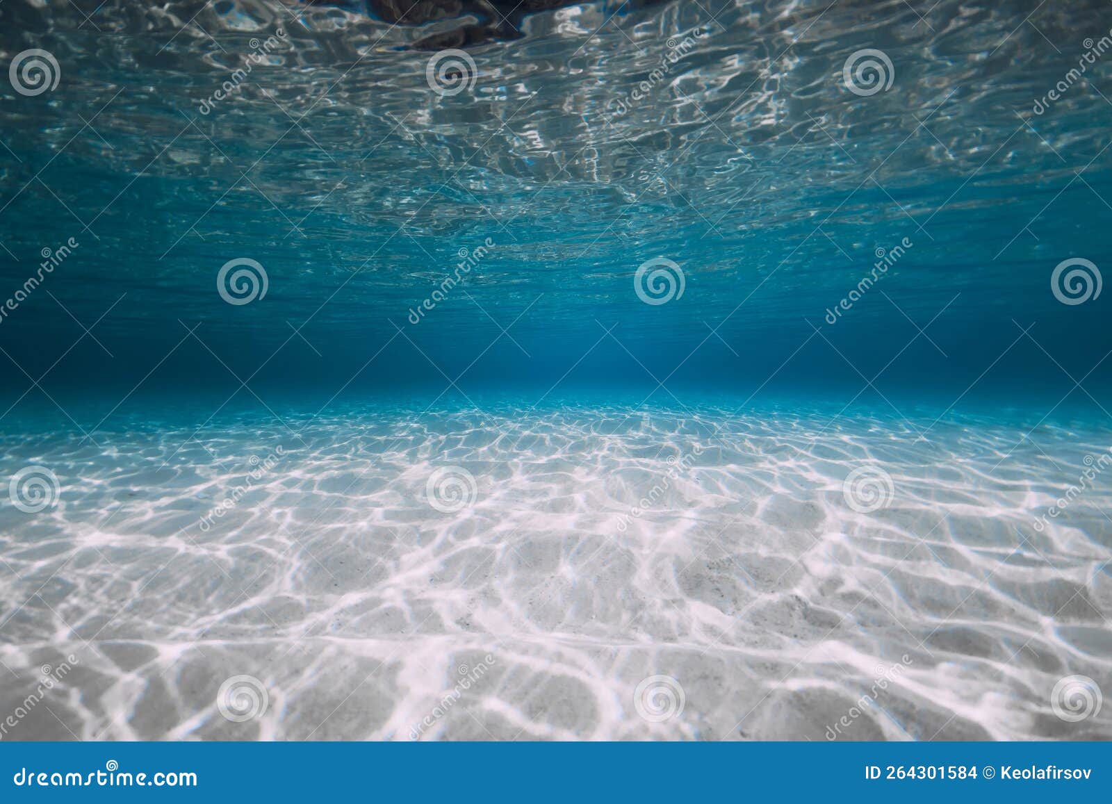 Blue Ocean with White Sand and Sunlight Underwater. Transparent Ocean ...