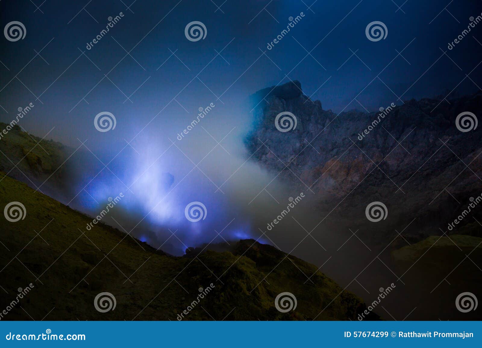 Blue Sulfur Flames, Kawah Ijen Volcano Stock Image - Image of fire ...