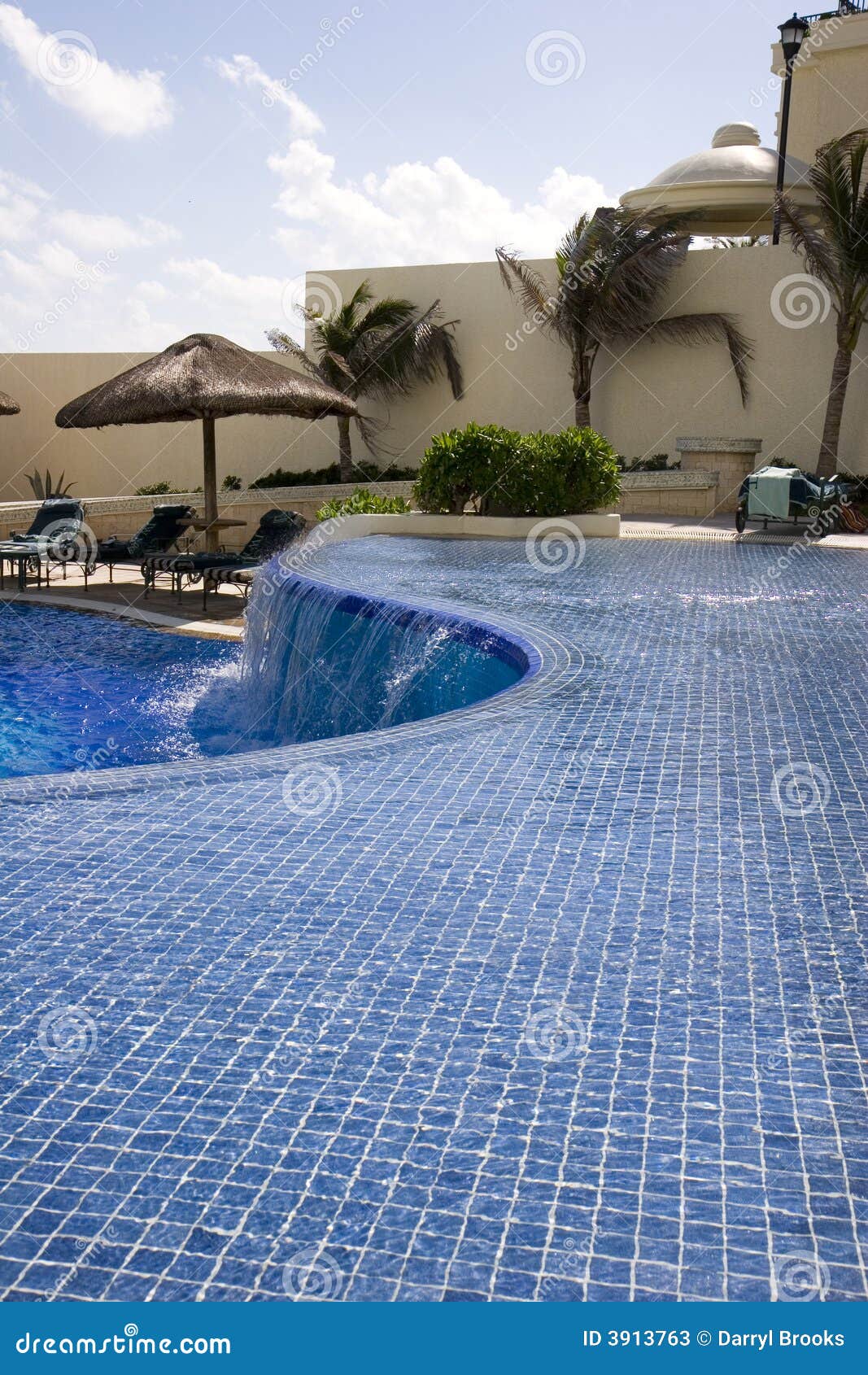 Curved Pool Foto. Stock Photo | CartoonDealer.com #61753242