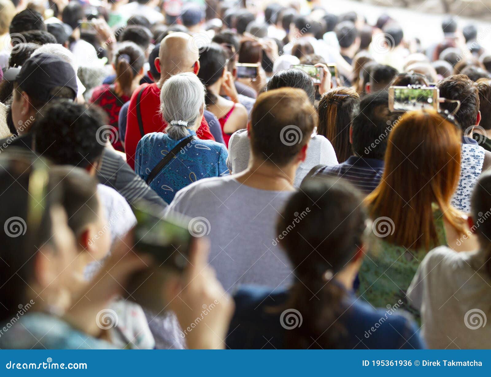 Blurred Crowd At Concert : Silhouette People Crowd Happy And Cheering ...