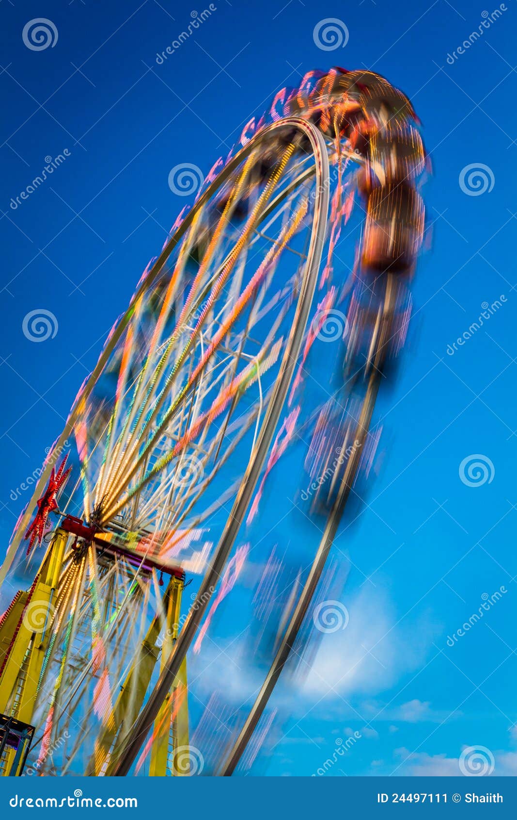 Blurry Ferris Wheel in Motion Stock Image - Image of blurr, gondola ...