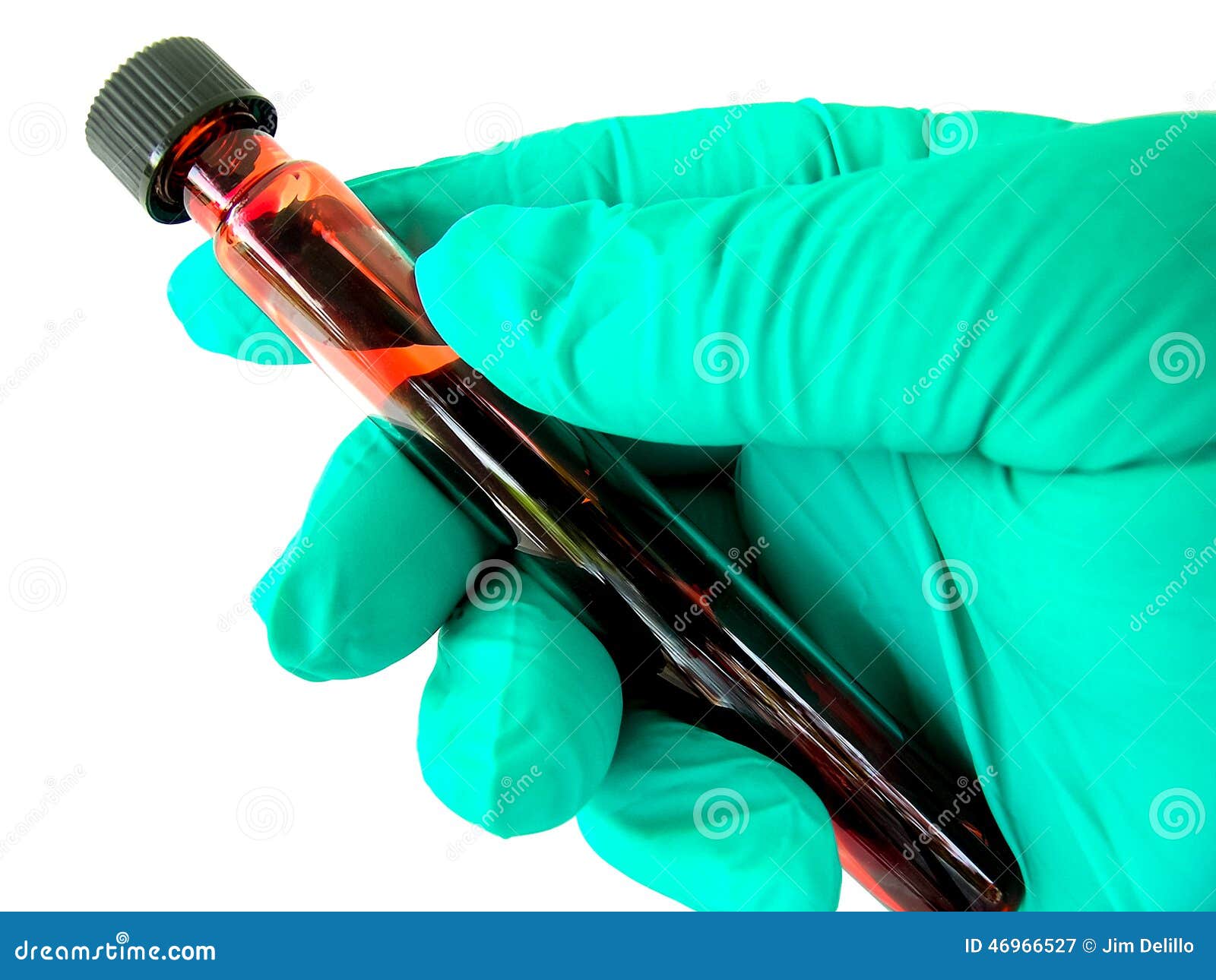 Blut in Der Phiole Gegen Weißen Hintergrund Stockbild - Bild von hand ...