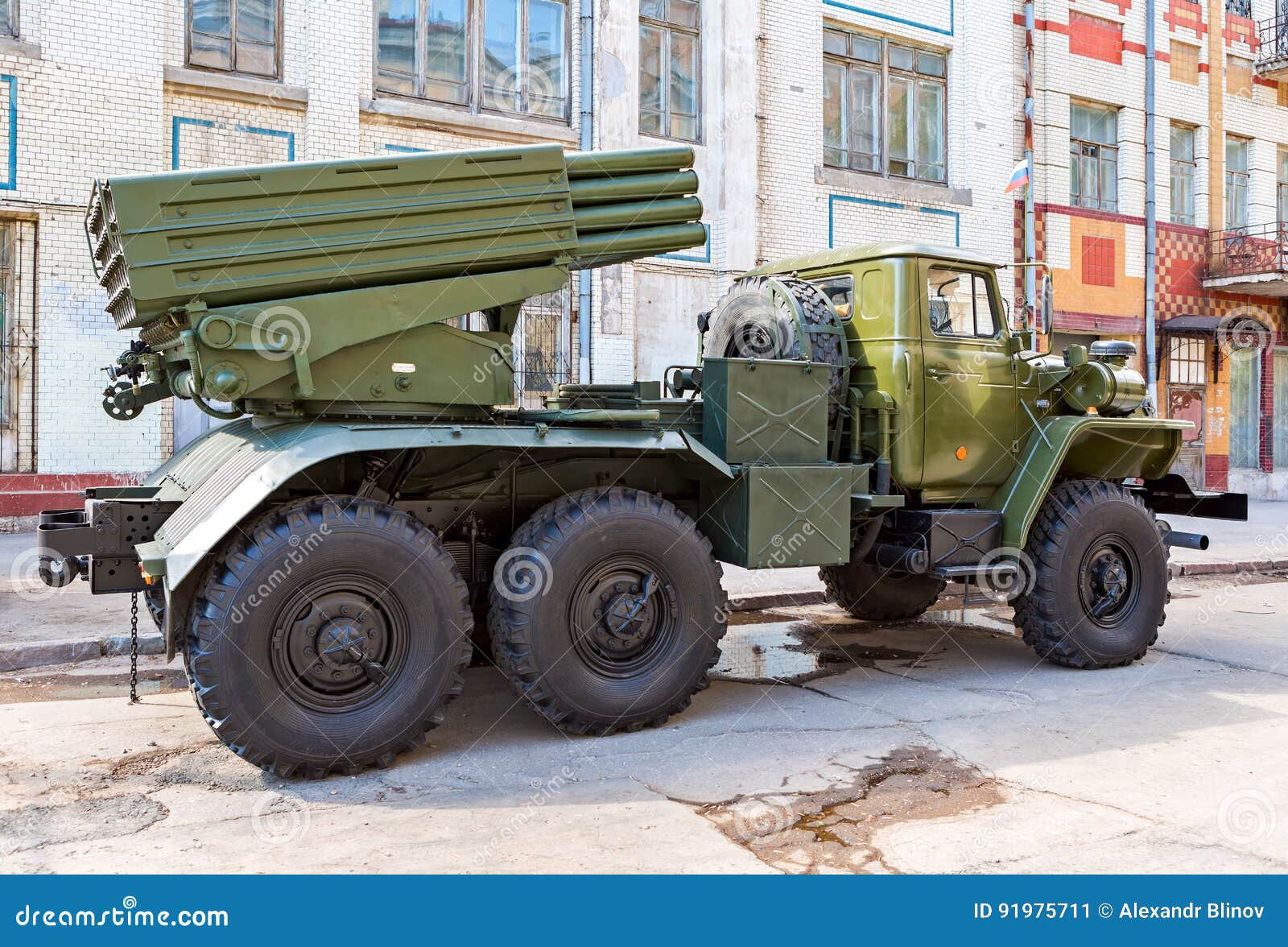BM-21 Grad 122 Mm Veelvoudig Rocket Launcher Op Ural-375D Chassis ...