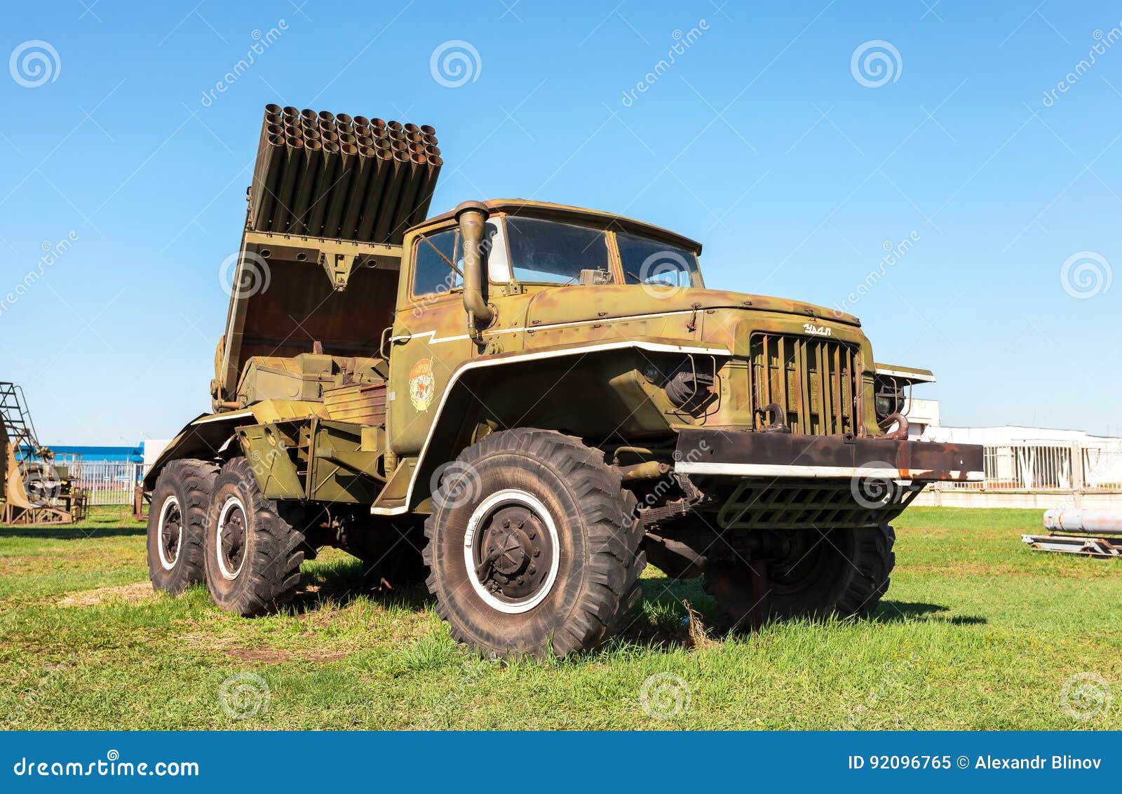 BM-21 Grad 122 Mm Veelvoudig Rocket Launcher Op Ural-375D Chassis ...
