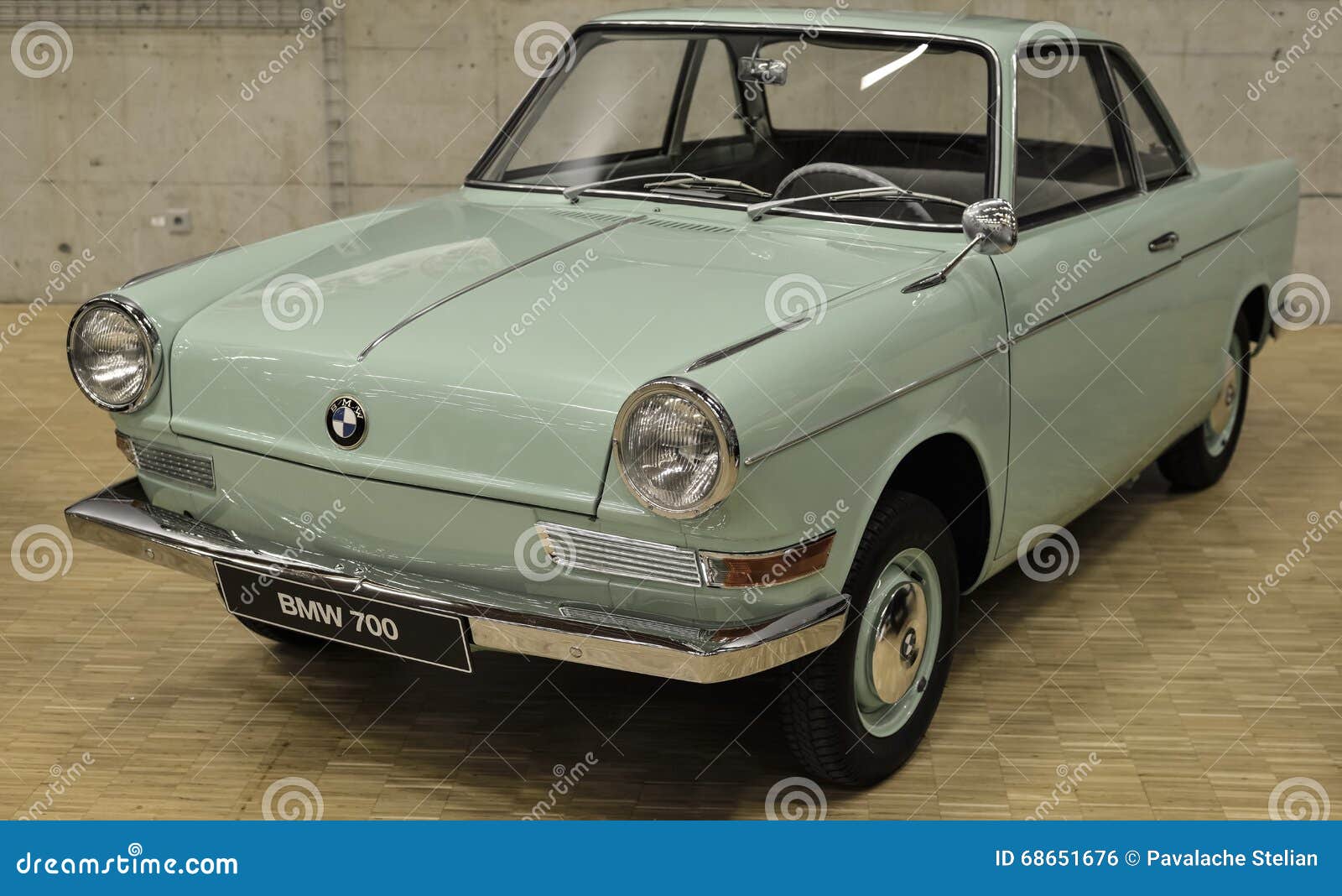 BMW 700 (1964) oude auto redactionele foto. Image of europa - 68651676