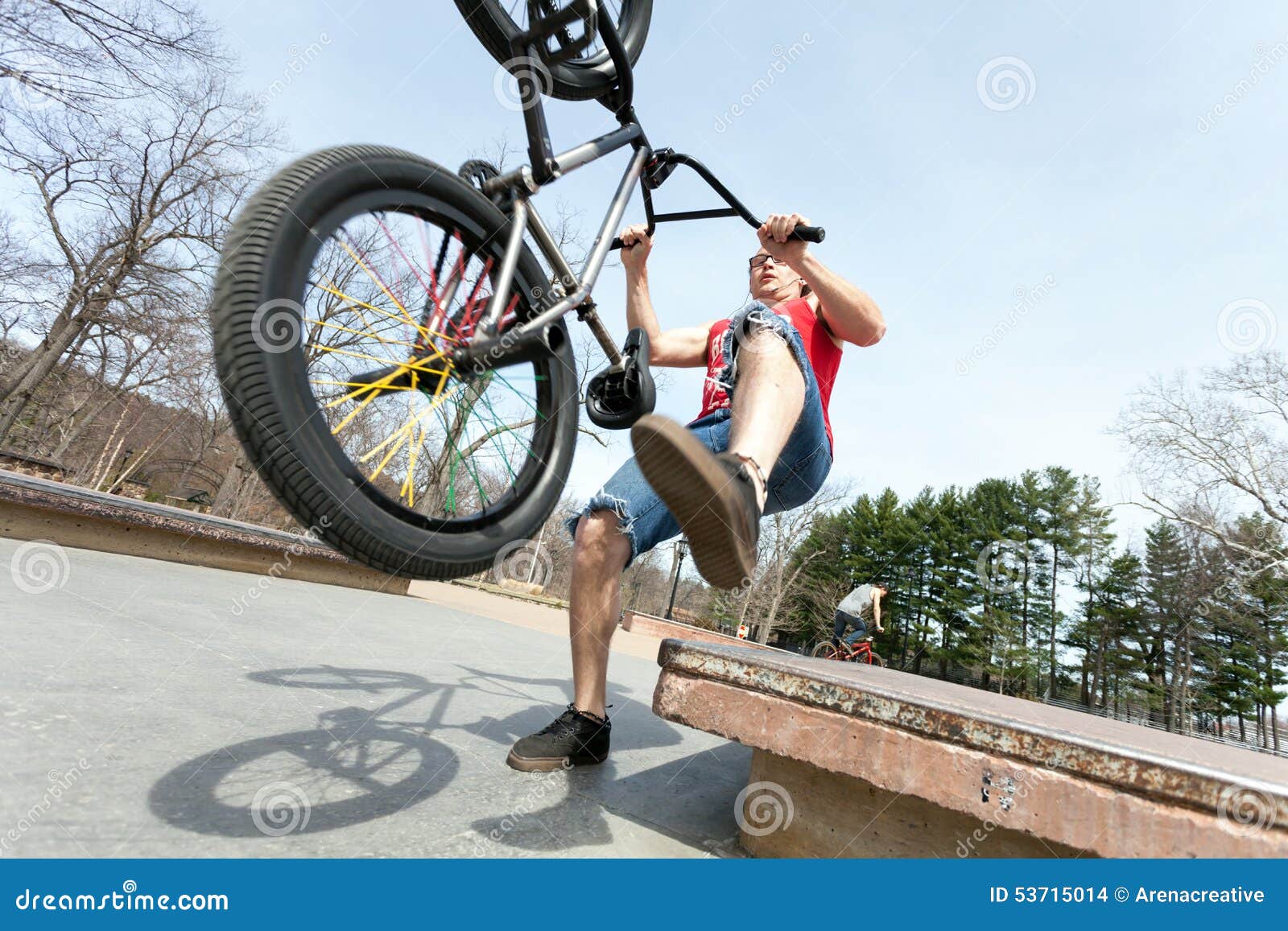 BMX Rider Falling foto de archivo. Imagen de extremo - 53715014