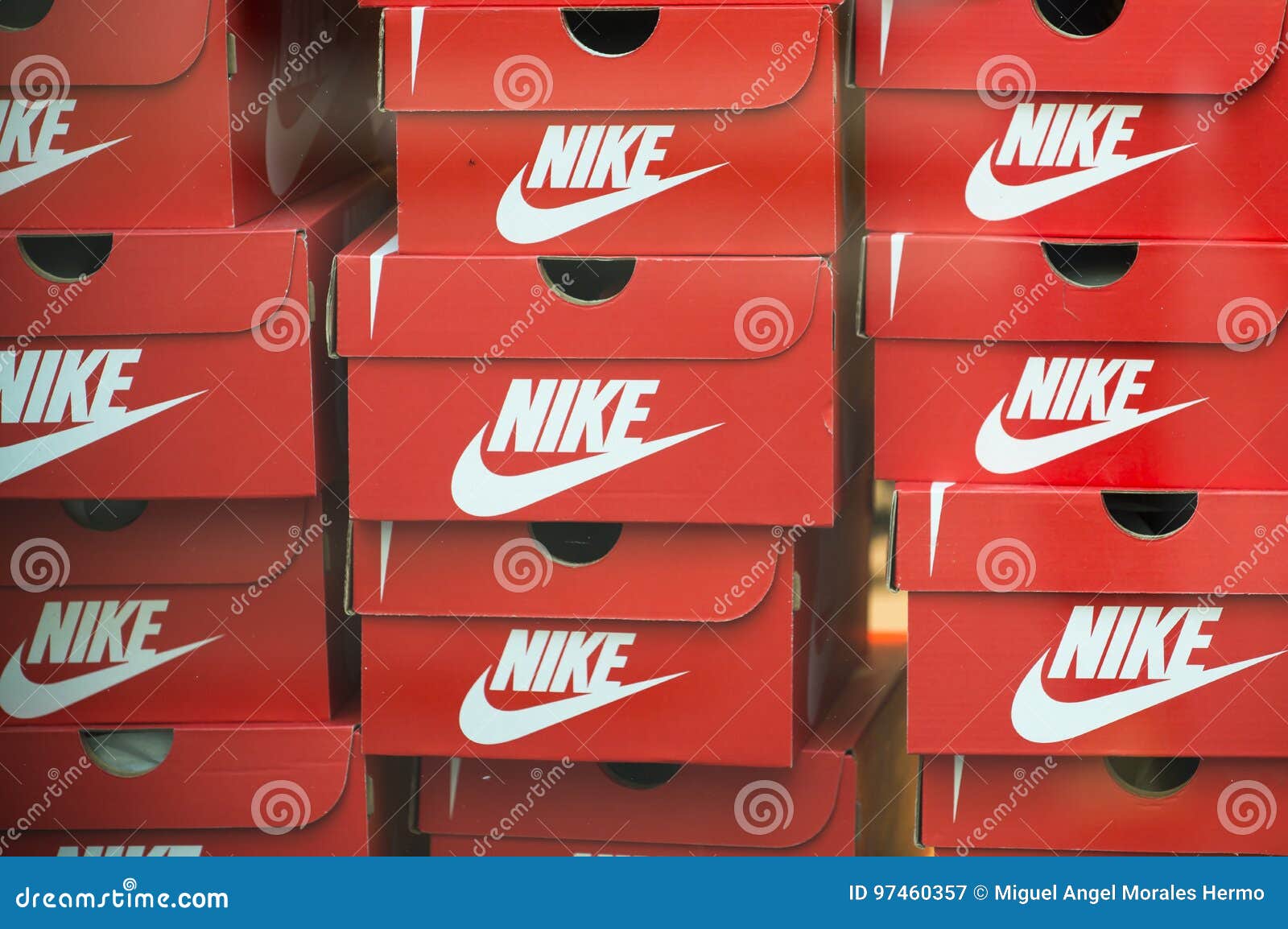 Boîtes de Nike photographie éditorial. Image du fond - 97460357