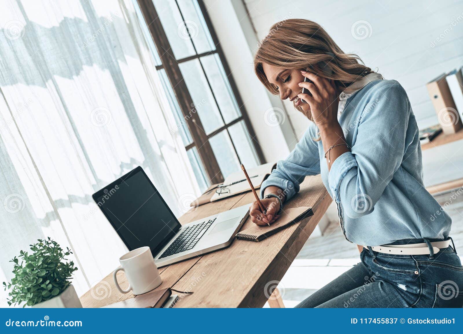 Boa conversa com cliente imagem de stock. Imagem de creativo - 117455837