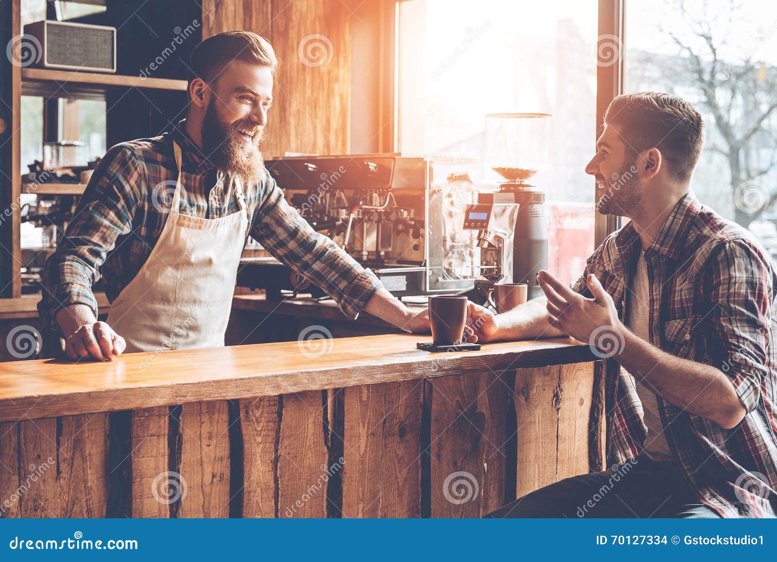 Boa conversa com cliente foto de stock. Imagem de ocasional - 70127334